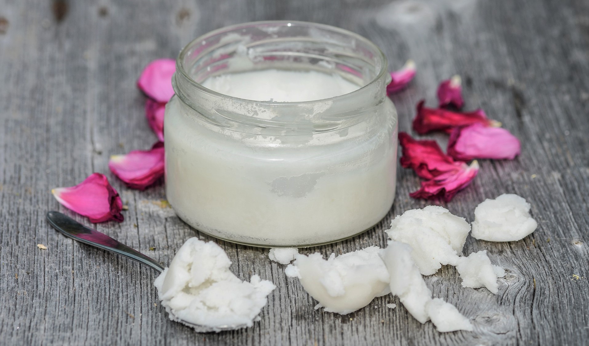 Huile de coco cheveux : les bienfaits et l'application en masque