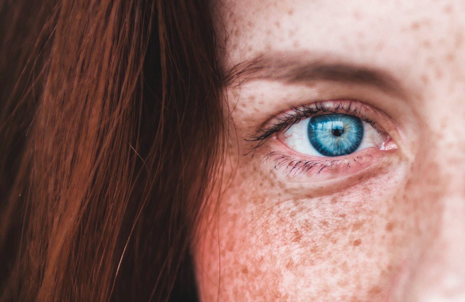 La couleur de cheveux roux foncé : pour qui ? Quelle coloration